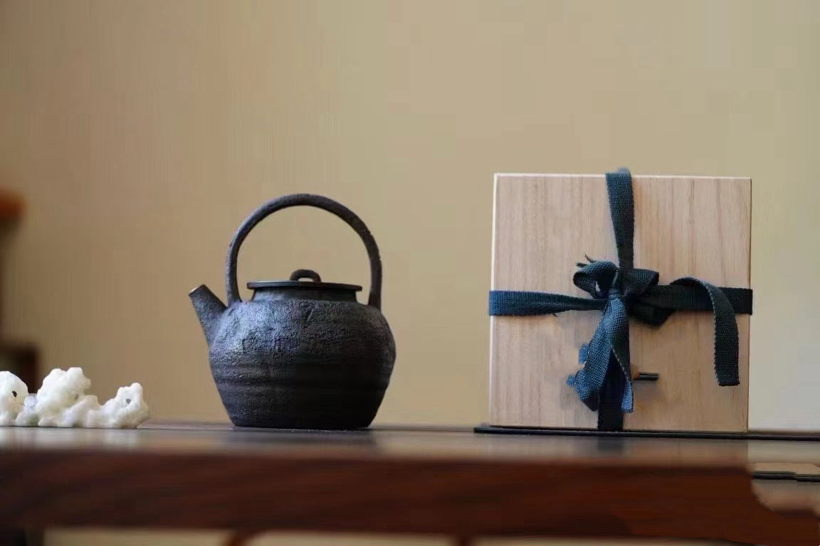 "Yun Po kettle" to everyone. There are two styles with capacities of 5 ...